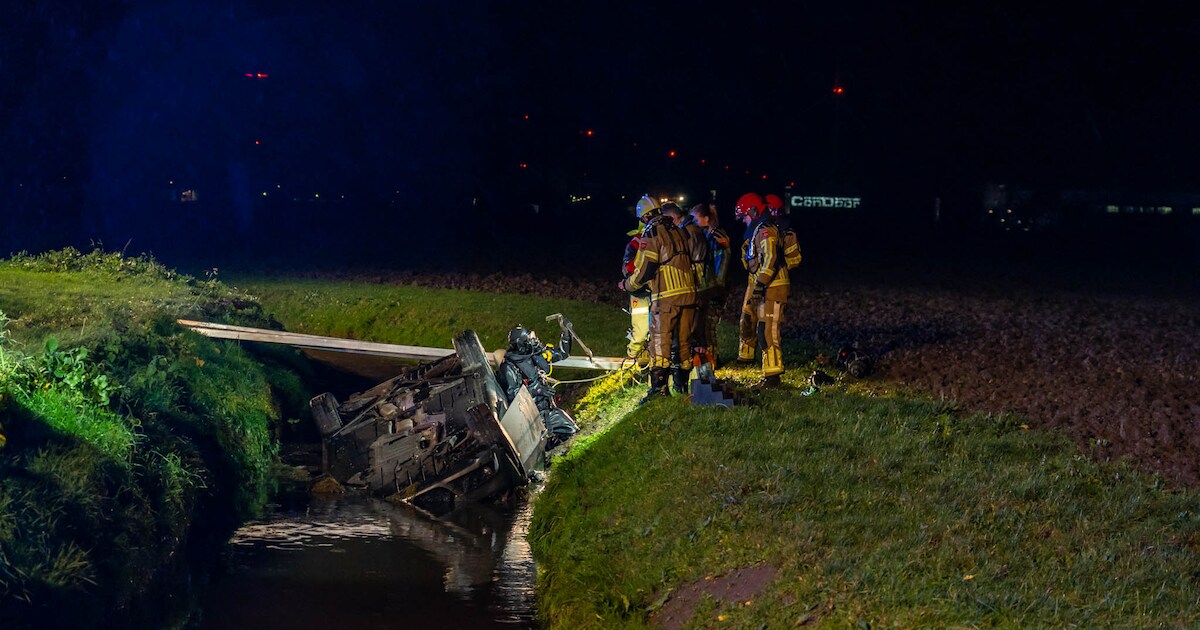 Auto eindigt op de kop in het water bij Zeewolde | 112 nieuws Zeewolde ...