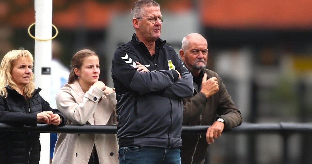 Na vier decennia voetballers trainen vindt Hans van der Hoop het mooi ...
