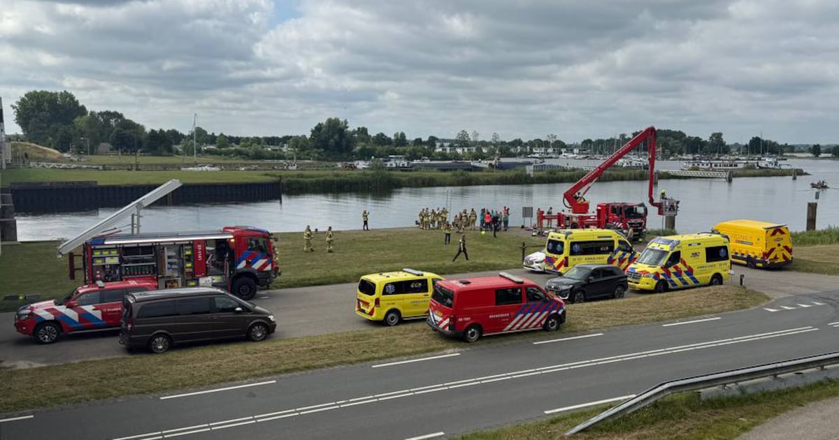 Auto te water bij Zeewolde, duikers van brandweer vinden geen ...