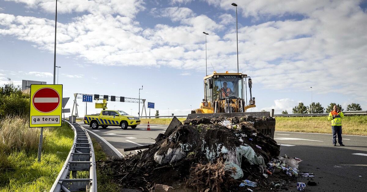 Aannemer André ruimde puin van boeren van A1 bij Voorst en wordt nu ...