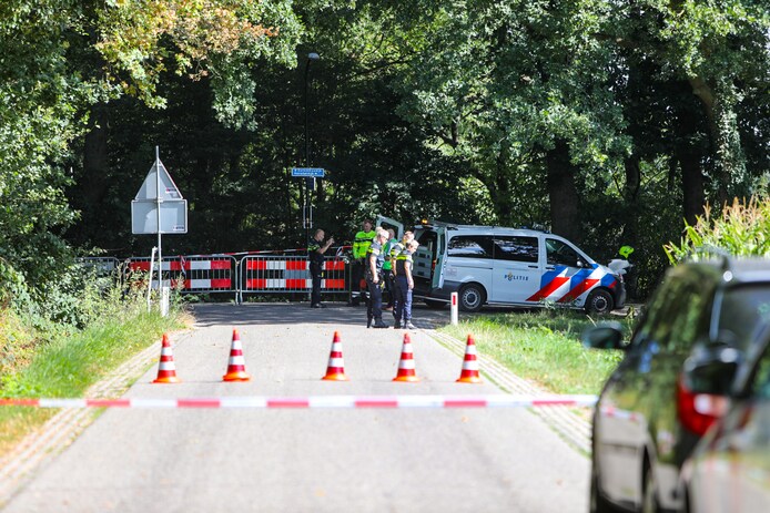 Nieuws gemist? Dode man (61) in greppel Loenen • Zwolse agenten kijken ...