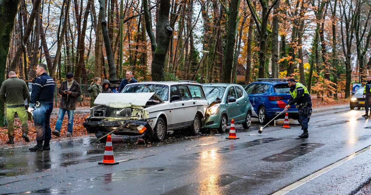 Drie auto’s flink in de kreukels na botsing in Apeldoorn, een ...