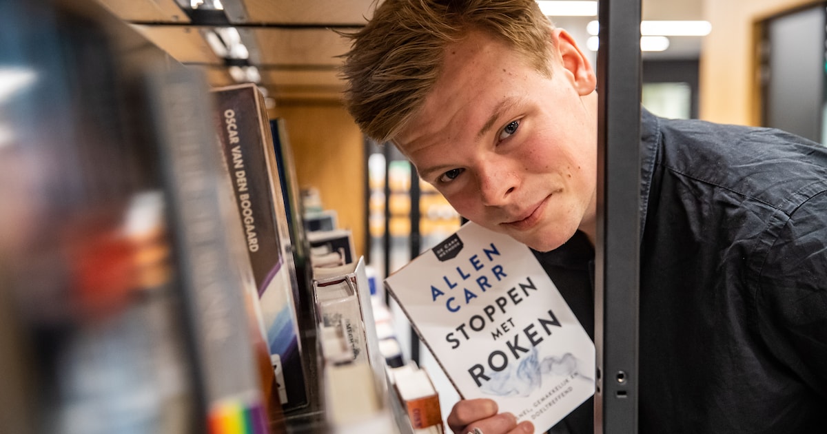 Simon (25) uit Deventer verspreidt boek over stoppen met roken: ’Een ...