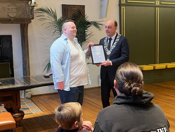 Collin redde het leven van peuter Rock (2) en is nu ‘officieel’ een ...