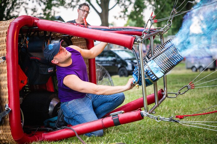 Is het een ufo? Of is Hardenberg het decor van een scifi-film? Nee, het zijn luchtballonnen ...