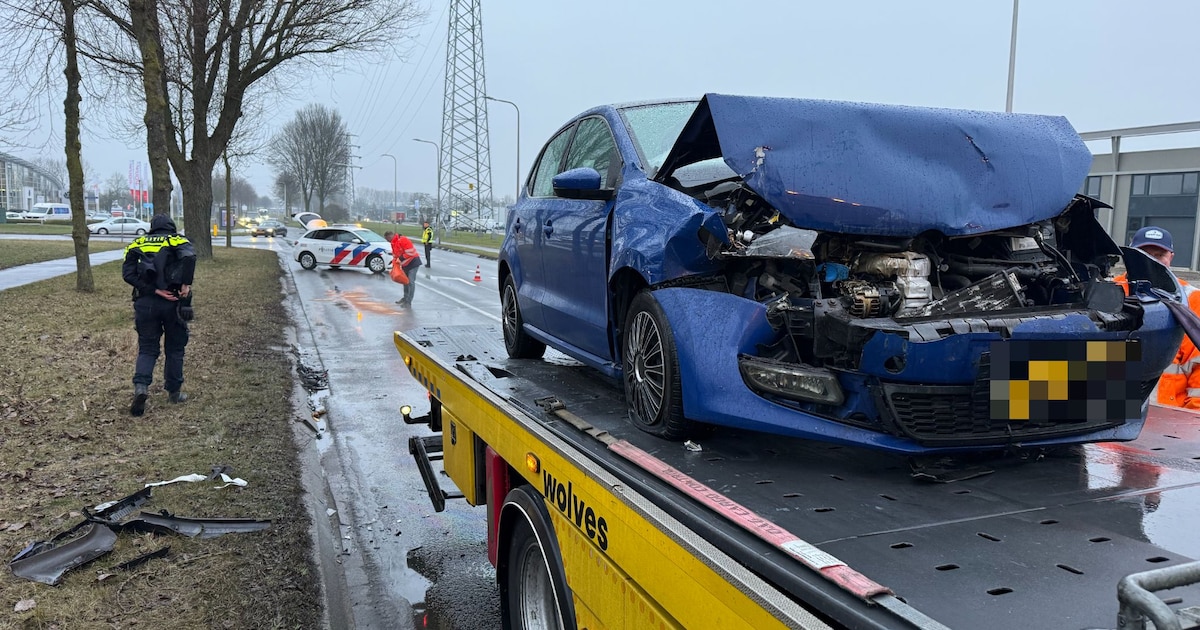 Brokstukken en olie op de weg: veel schade na botsing tussen twee auto ...