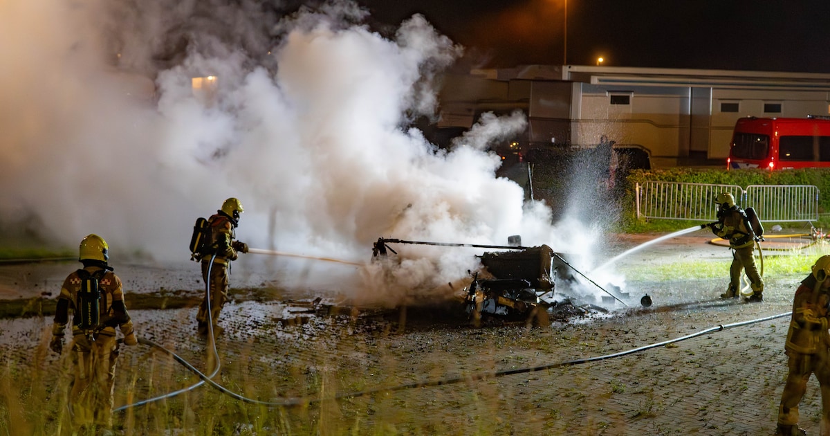 Caravan vliegt in brand op evenemententerrein Platvoet in Deventer ...