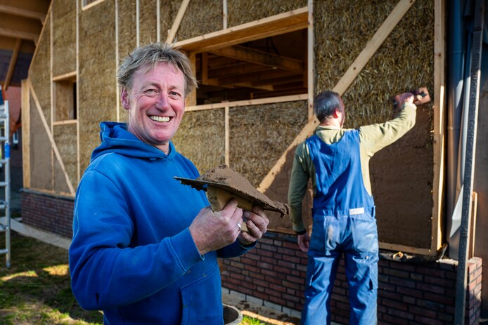 350 strobalen houden dit huis in Hellendoorn warm: bouwen met stro is ...