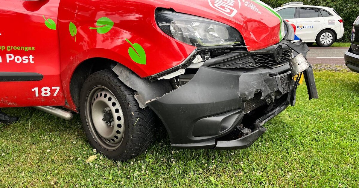 Dikke deuken na beste botsing tussen auto en bestelbus bij Ommen | 112 nieuws Ommen | destentor.nl