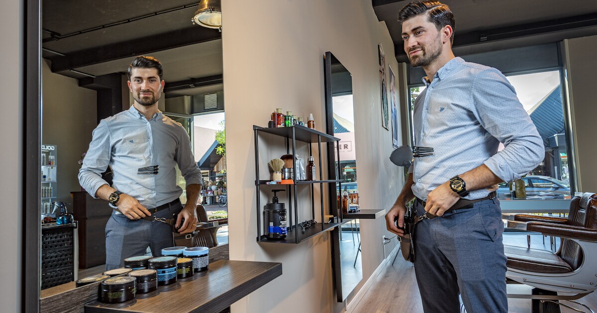 Shervan (25) vluchtte in rubberbootje en hervindt zijn geluk als kapper ...