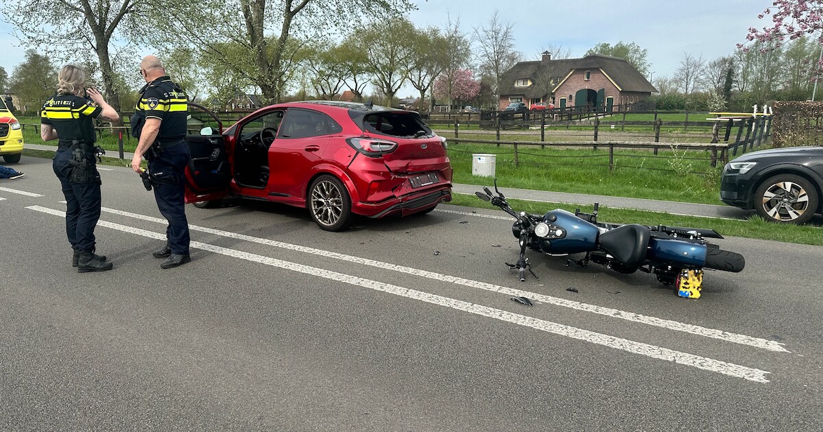 Motorrijder knalt in Putten vol op achterkant van auto en landt voor ...