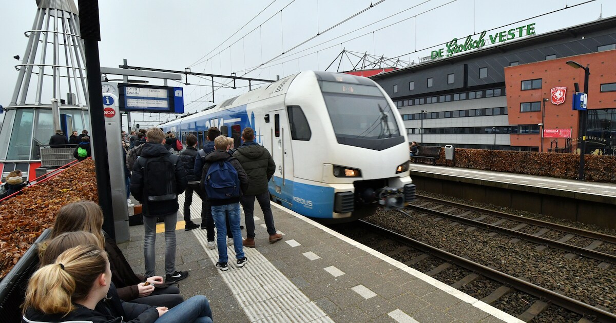 Twente-supporters worden ‘als vee in een trein gepropt’ en een ...