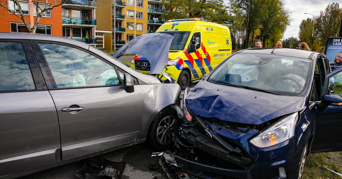 Twee auto's botsen frontaal op elkaar in Apeldoorn | Apeldoorn | De Stentor.nl