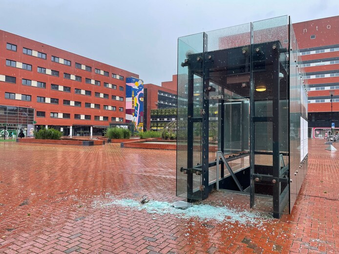 Winkelstraat en station in Zwolle weer open na opruimen stormschade ...