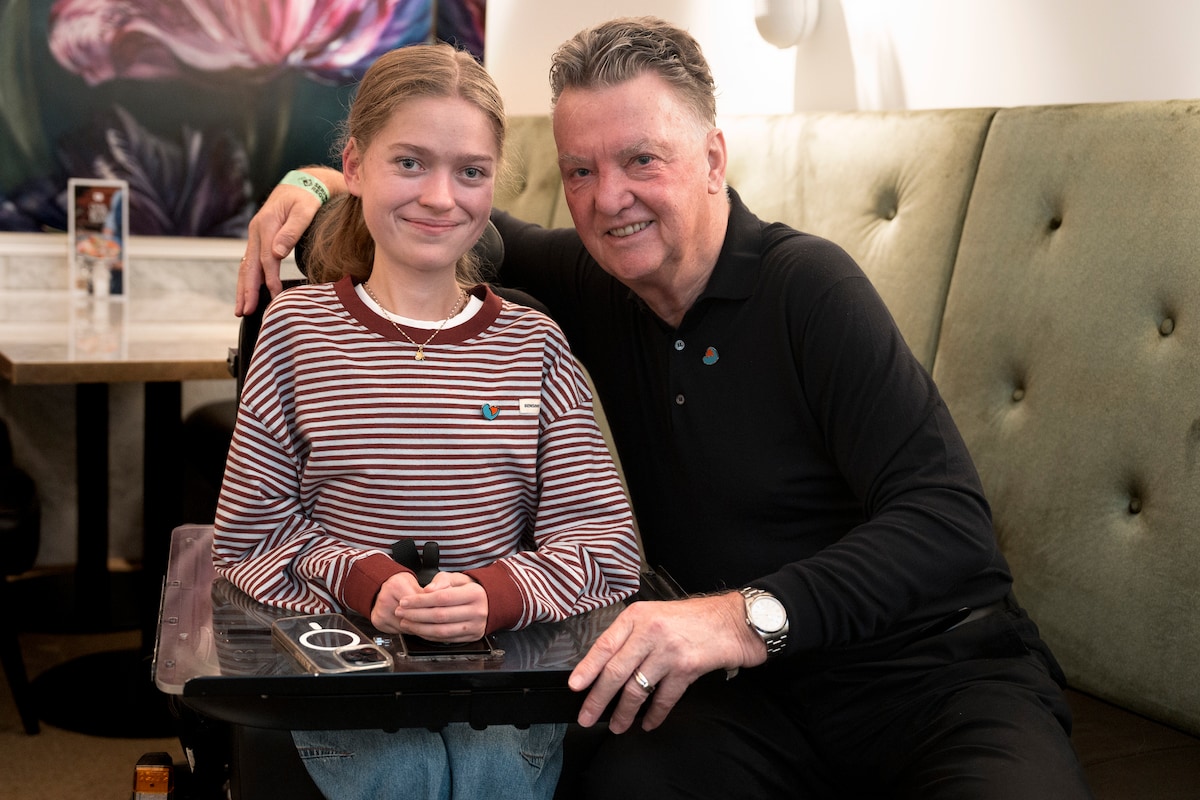 Louis van Gaal glundert naast Coco (20) uit Kampen: ‘Dat ze dit ...