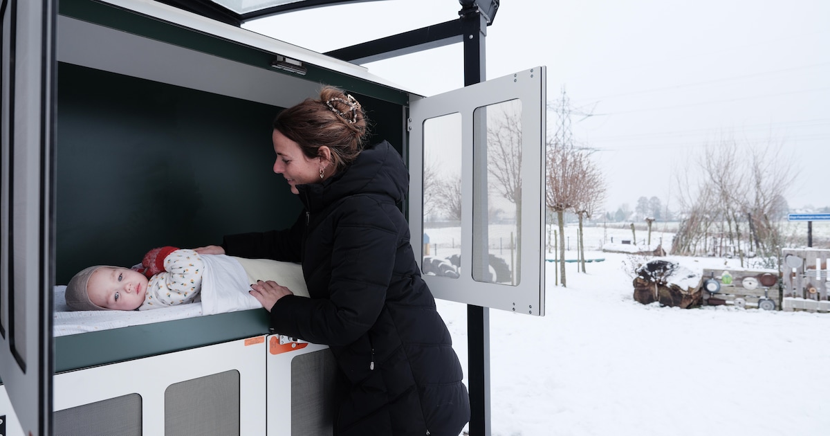 Het sneeuwt en het vriest, maar hier dutten jonge kinderen gewoon ...