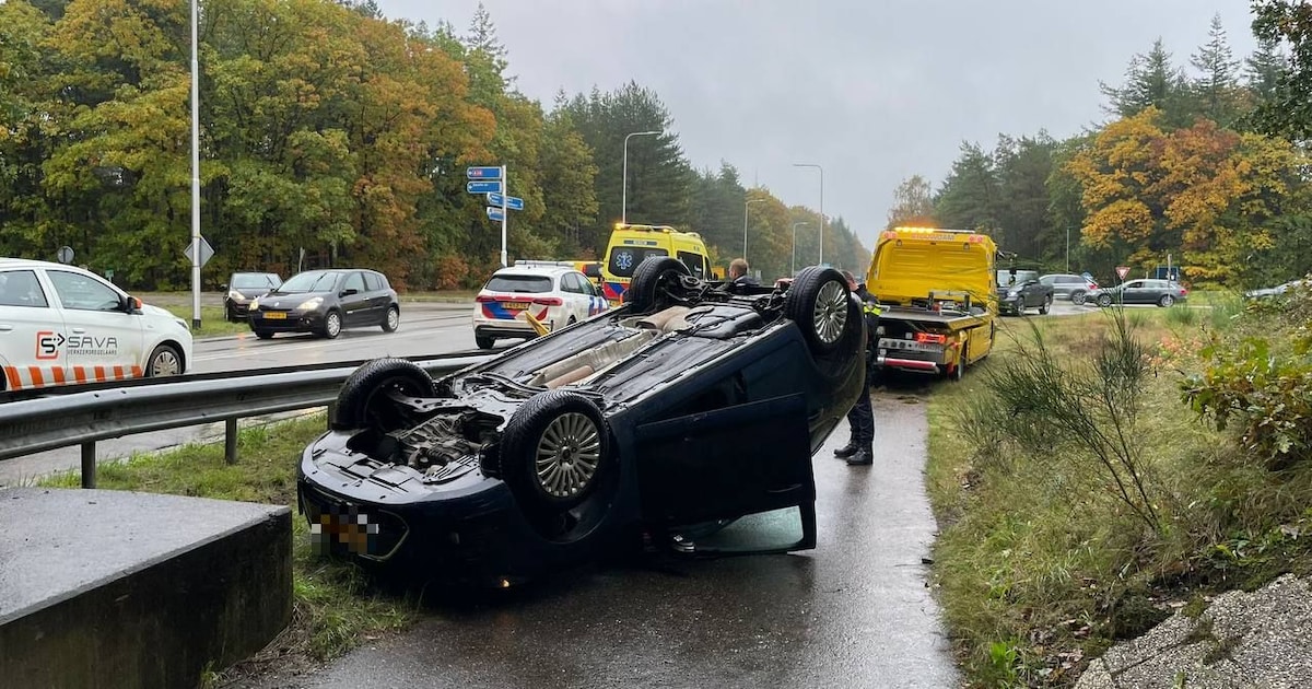 Auto slaat over de kop en belandt naast vangrail bij botsing in Nunspeet | Nunspeet | De Stentor.nl
