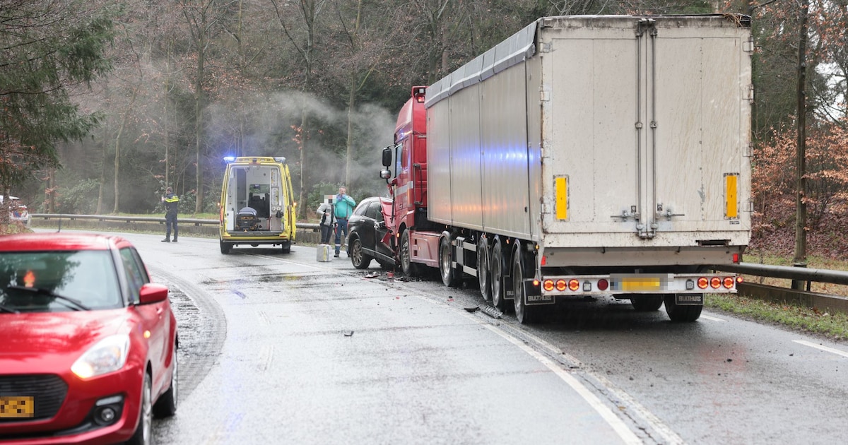 Dode bij frontale botsing met vrachtwagen tussen Ommen en Den Ham | 112 nieuws Ommen | destentor.nl