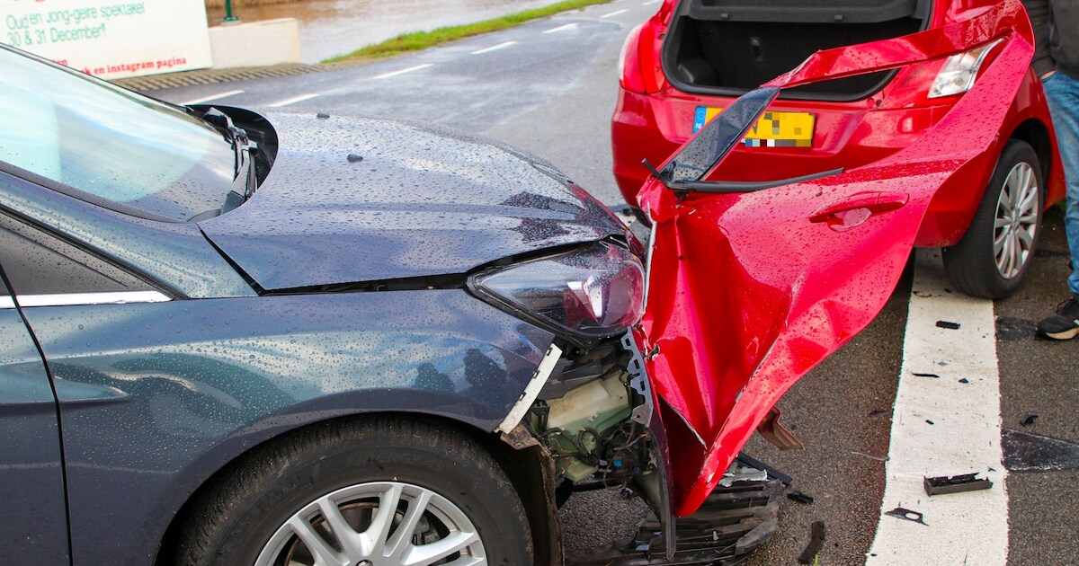Auto botst hard op andere auto bij Wapenveld, twee personen gewond ...