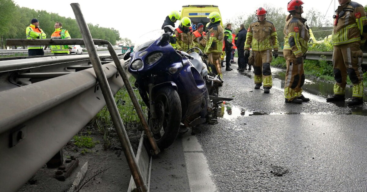 VIDEO | Motorrijder rijdt van viaduct af en belandt op uitvoegstrook ...