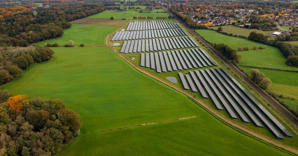Dit weiland vlak bij Deventer verandert langzaam maar zeker in een ‘zee’ van zonnepanelen ...