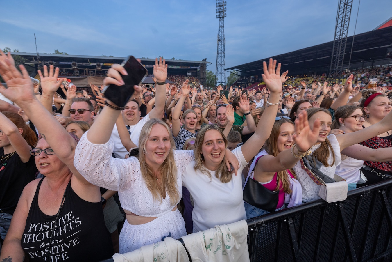 9-jarige Siem uit Twello zingt voor 15.000 mensen bij Snelle-concert in ...