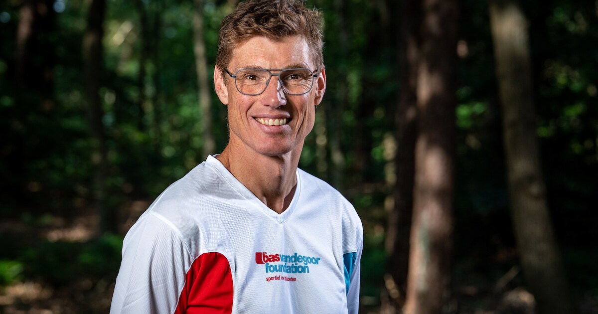 Bas van de Goor doet mee aan zijn wandelevenement en dat had-ie nooit ...