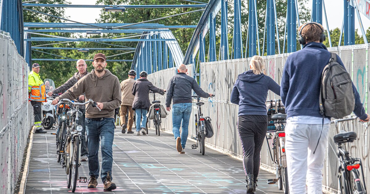 Stokoude spoorbrug in Zwolle zucht onder stroom fietsers door ...