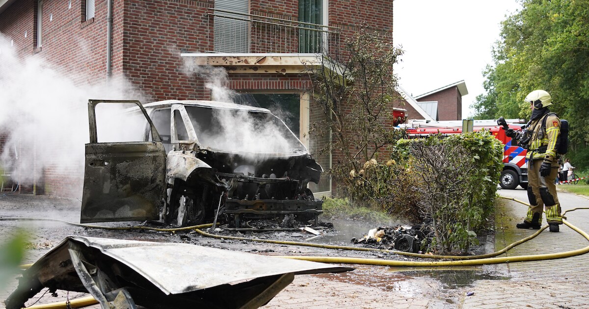 Elektrische auto brandt volledig uit op oprit in Deventer | Regio | De ...
