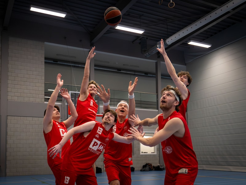 Vader stelt vijf zoons op in basketbalwedstrijd: ‘Geen scheve gezichten ...