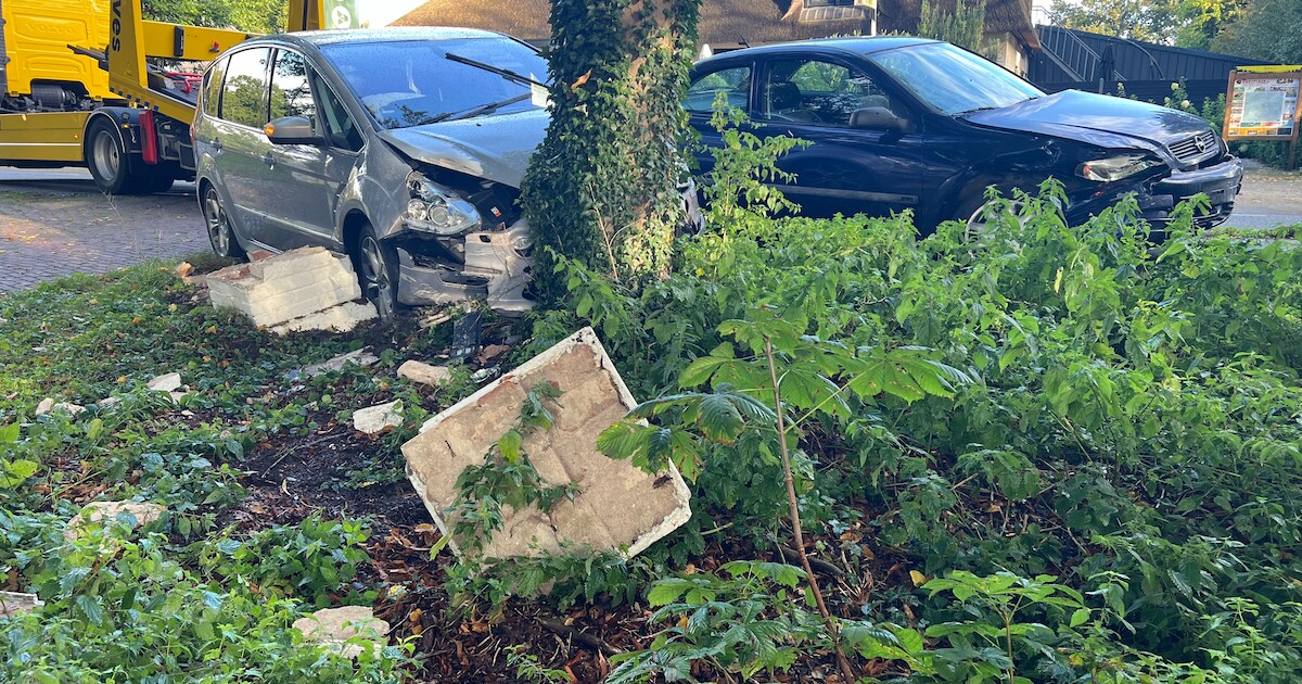 Dubbele botsing in Heino: twee auto's knallen op elkaar, eentje eindigt ...