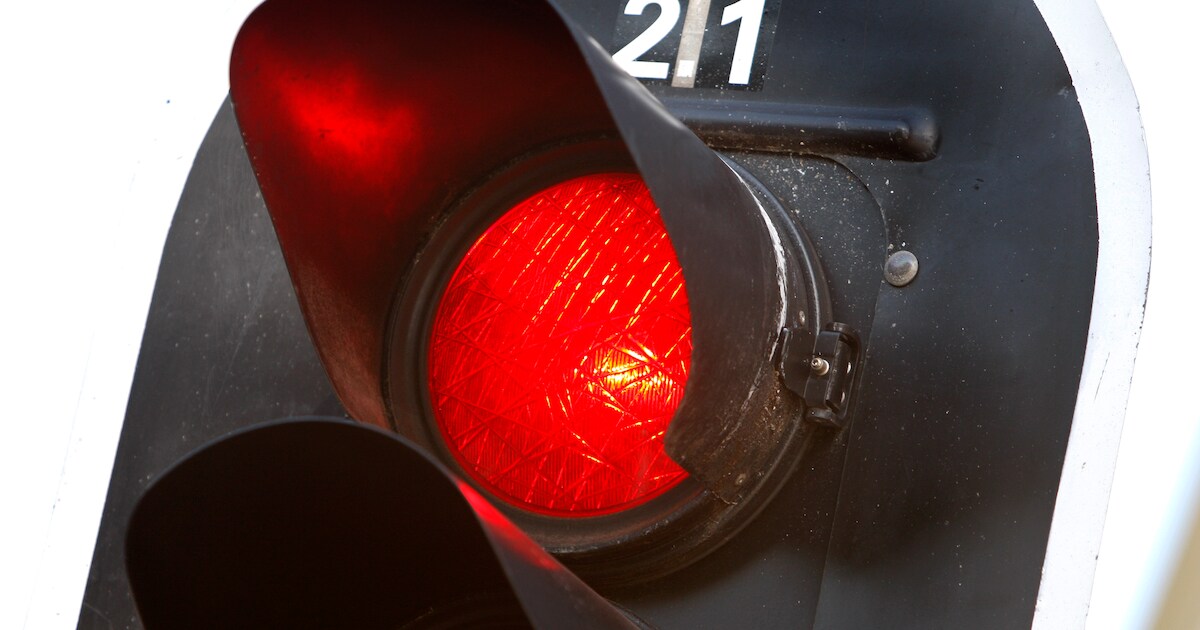 M. (27) rijdt door rood, de gevolgen voor een ouder echtpaar zijn groot ...