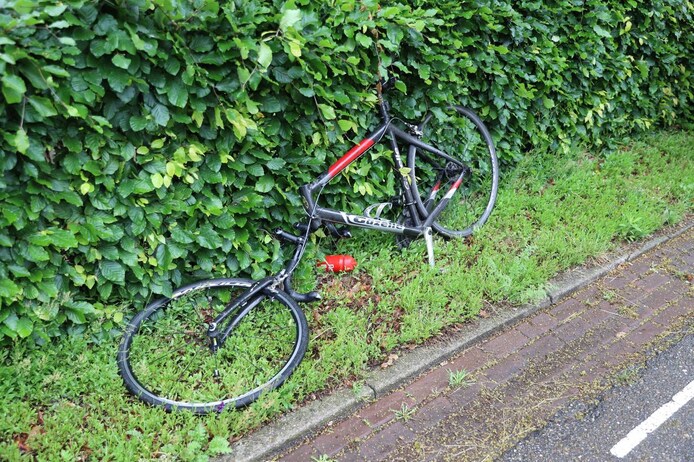 Wielrenner gewond door botsing met auto in Klarenbeek, fiets breekt in ...
