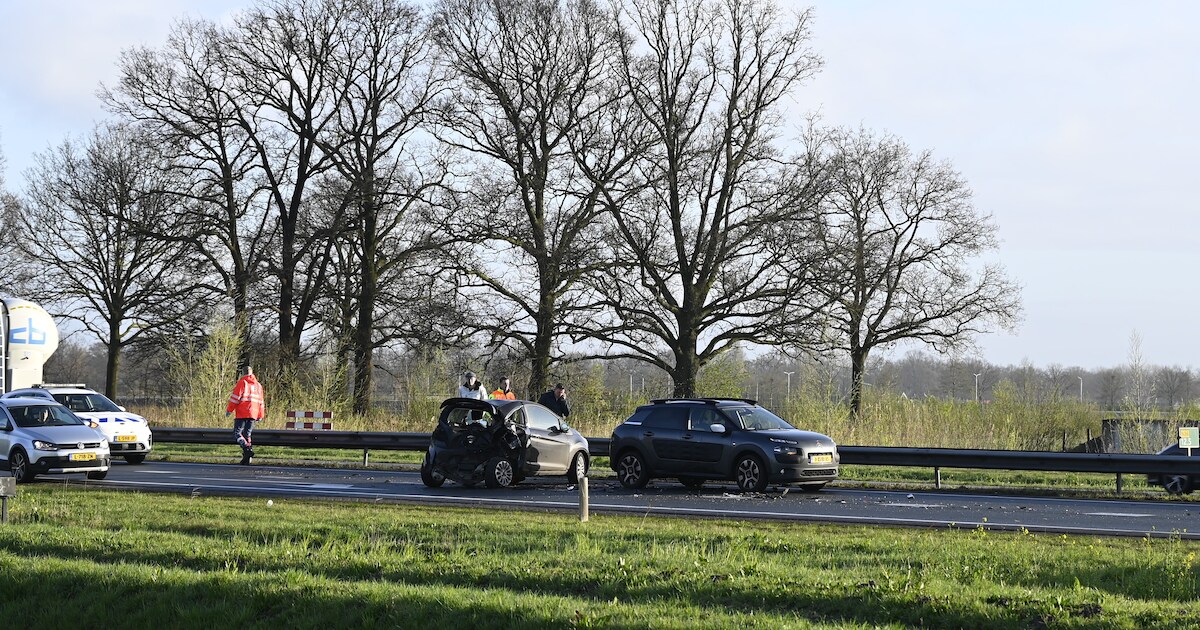Aanrijding tussen drie auto's op de N36 bij Vriezenveen, één persoon ...