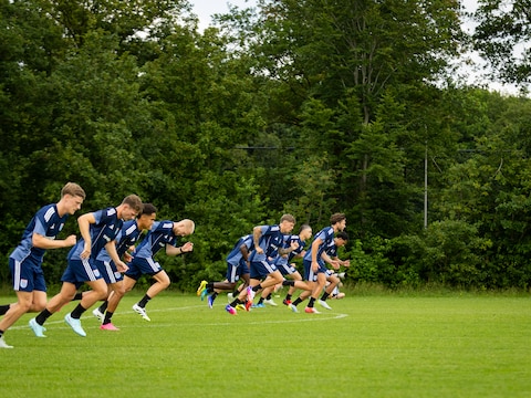 De selectie van PEC Zwolle is bij de eerste training nog niet compleet ...