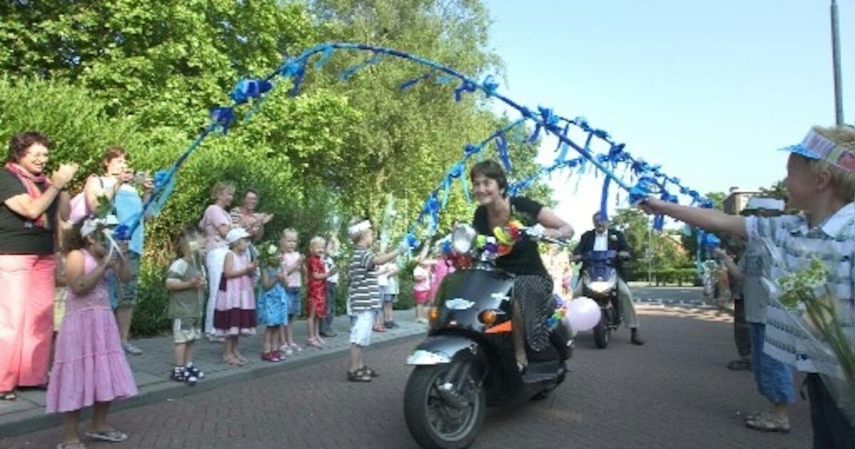 Juf begint en eindigt op scooter | Harderwijk | De Stentor.nl