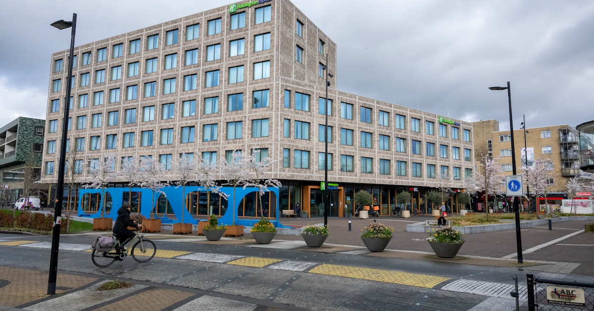 Opvang jonge asielzoekers in Almeers hotel voor derde keer verlengd ...