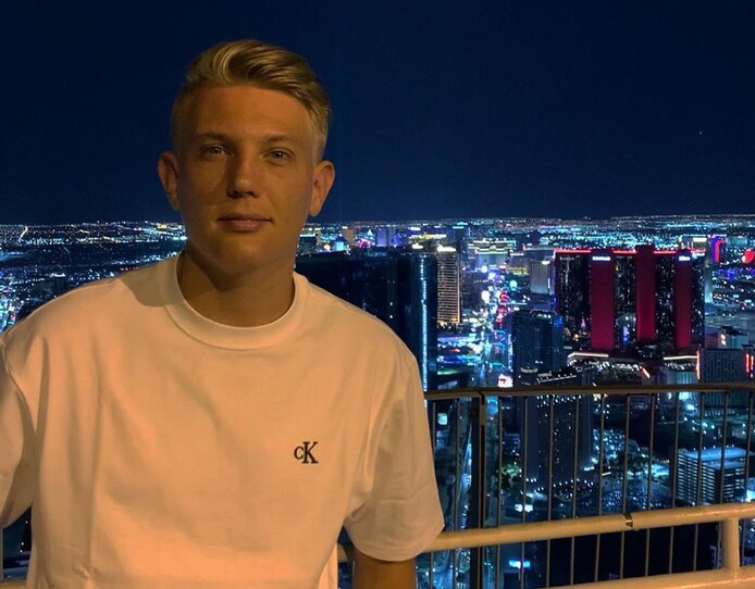 Tim (24) stond klaar met rozen en cadeaus voor date in Lang Leve de ...