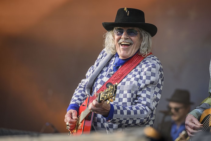 De eerste tronies die de koning ziet, zijn die van Bennie en de zijnen ...