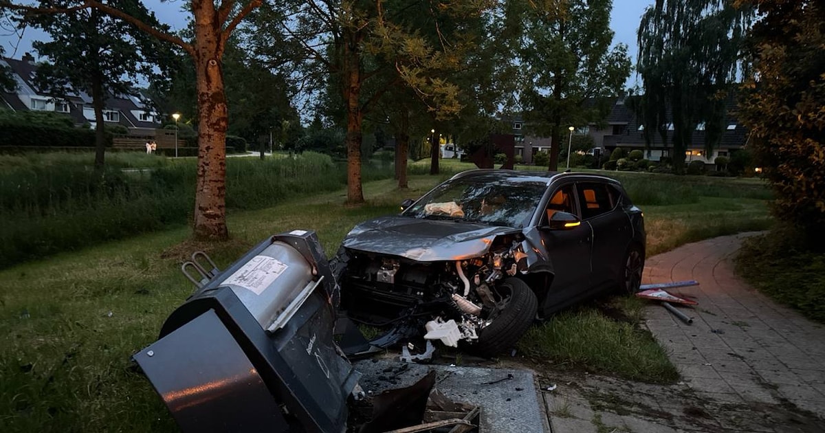 Ravage in Zwolse woonwijk, waar auto container uit grond rijdt | Regio ...