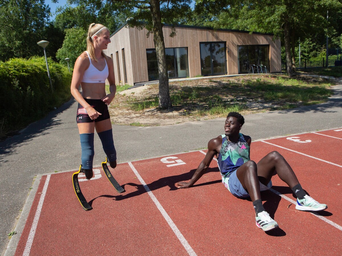Bijzondere vriendschap in de sport: Elvis Afrifa vindt steun bij paralympisch kampioene Fleur ...