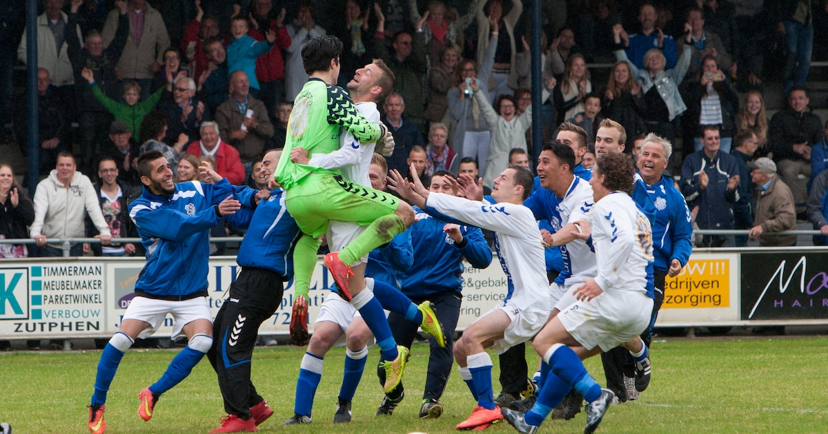 Reddende engel Van den Broek schrijft eigen voetbalroman bij AZC: ‘Een ...