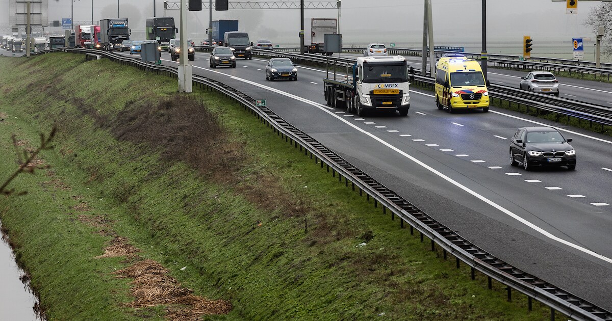 Sinkhole in A12: weg dicht, verkeer wordt omgeleid - Oozo.nl